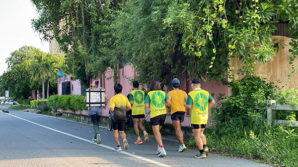 นักวิ่งหญิงแกร่งจากสามร้อยยอด นำรูป "ในหลวง ร.9" แบกขึ้นหลัง วิ่งน้อม ...